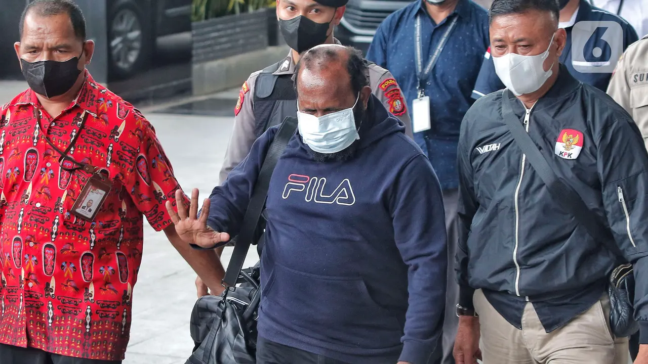 KPK Tahan Bupati Mamberamo Tengah Ricky Ham Pagawak - News Liputan6.com