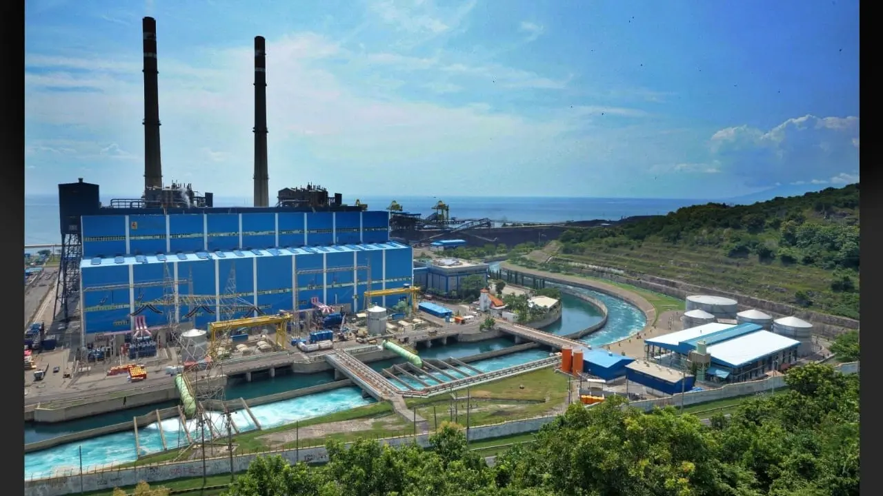 Penampakan PLTU Paiton, Pembangkit Terbesar di Asia Tenggara Berumur Seperempat Abad - Bisnis ...