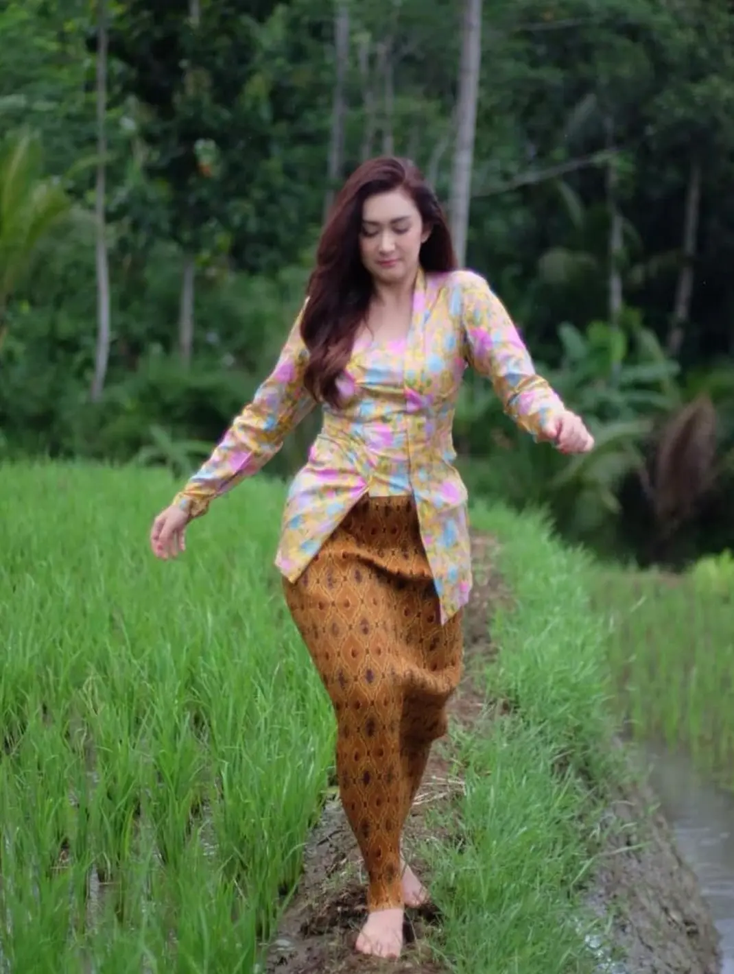 FOTO: Pesona Nafa Urbach Tetap Cantik di Usia 42 Tahun - Foto Liputan6.com