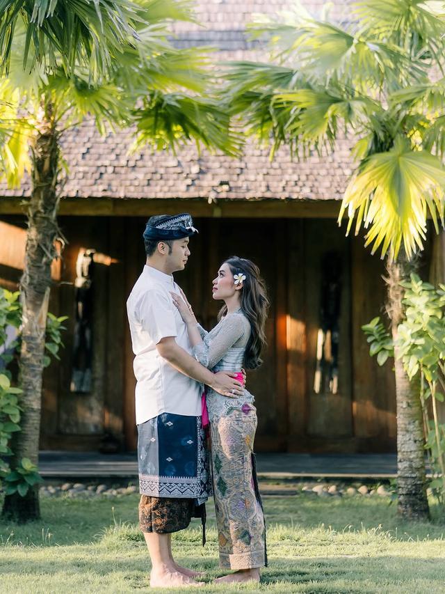 7 Gaya Pemotretan Lula Lahfah Pakai Baju Adat Bali, Kompak Bareng ...