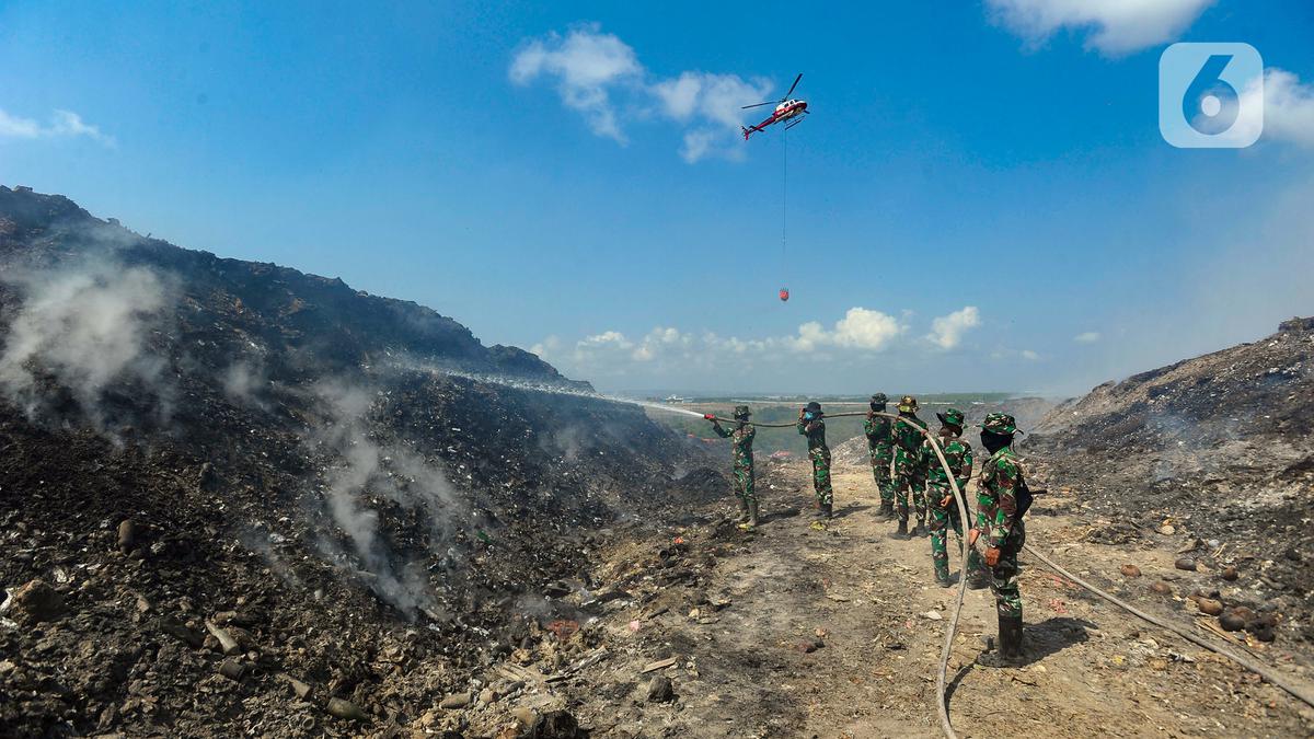 Raider TNI AD dan Helikopter Water Bombing Dikerahkan Padamkan Kebakaran TPA Suwung Denpasar ...