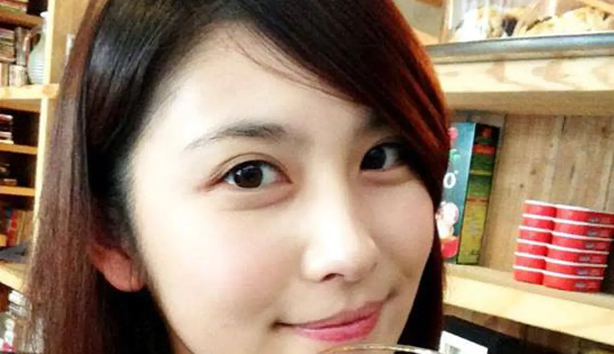 Junze Zhuo: Pembawa Berita Cantik Yang Mencuri Perhatian di Dunia Maya - Photo Fimela.com