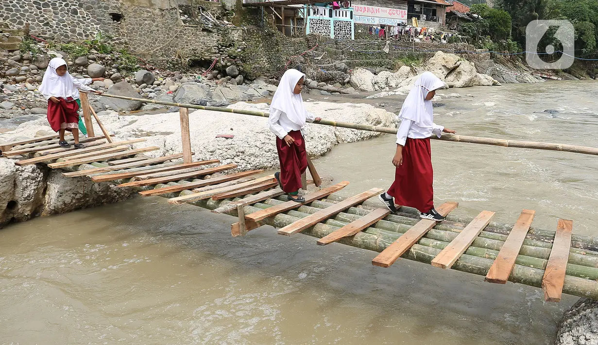 FOTO: Pascabanjir Bandang, Jembatan Bambu Jadi Penghubung Warga di Bogor - Foto Liputan6.com