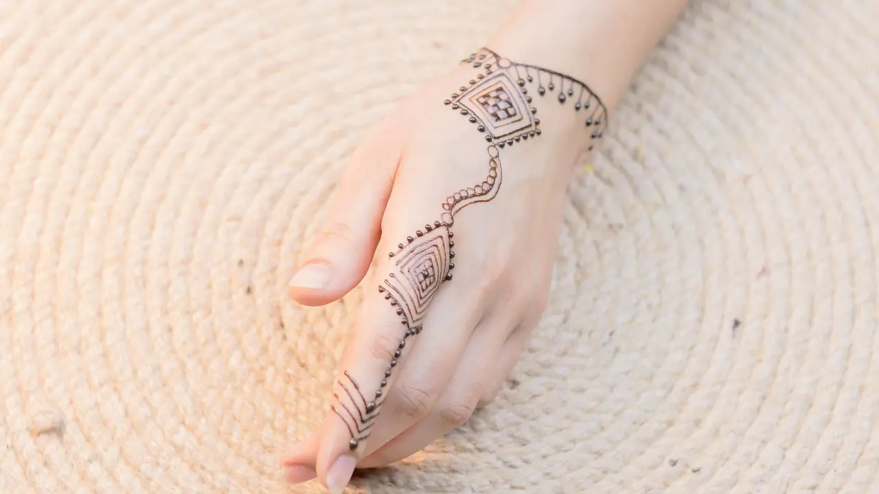 Tak Perlu Bingung, Begini Cara Mudah Menggambar Motif Henna di Tangan ...