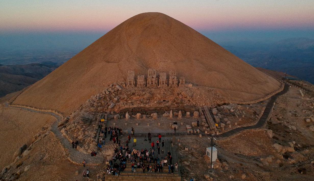 FOTO: Patung Kepala Batu Besar di Situs Arkeologi Gunung Nemrut - Foto ...