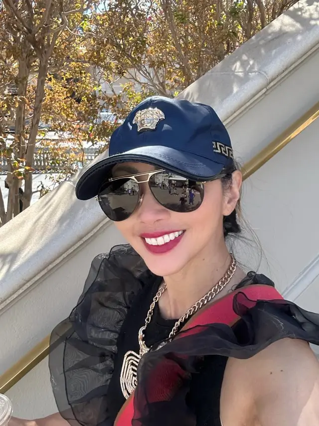 Asyiknya Imelda Budiman Liburan ke Amerika, Nonton Konser U2 di Las ...
