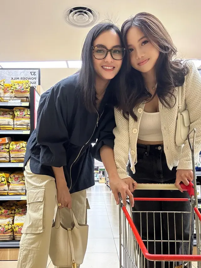 7 Potret Kebersamaan Ririn Ekawati dan Putri Sulung yang Beranjak Dewasa, Kompak - Hot Liputan6.com