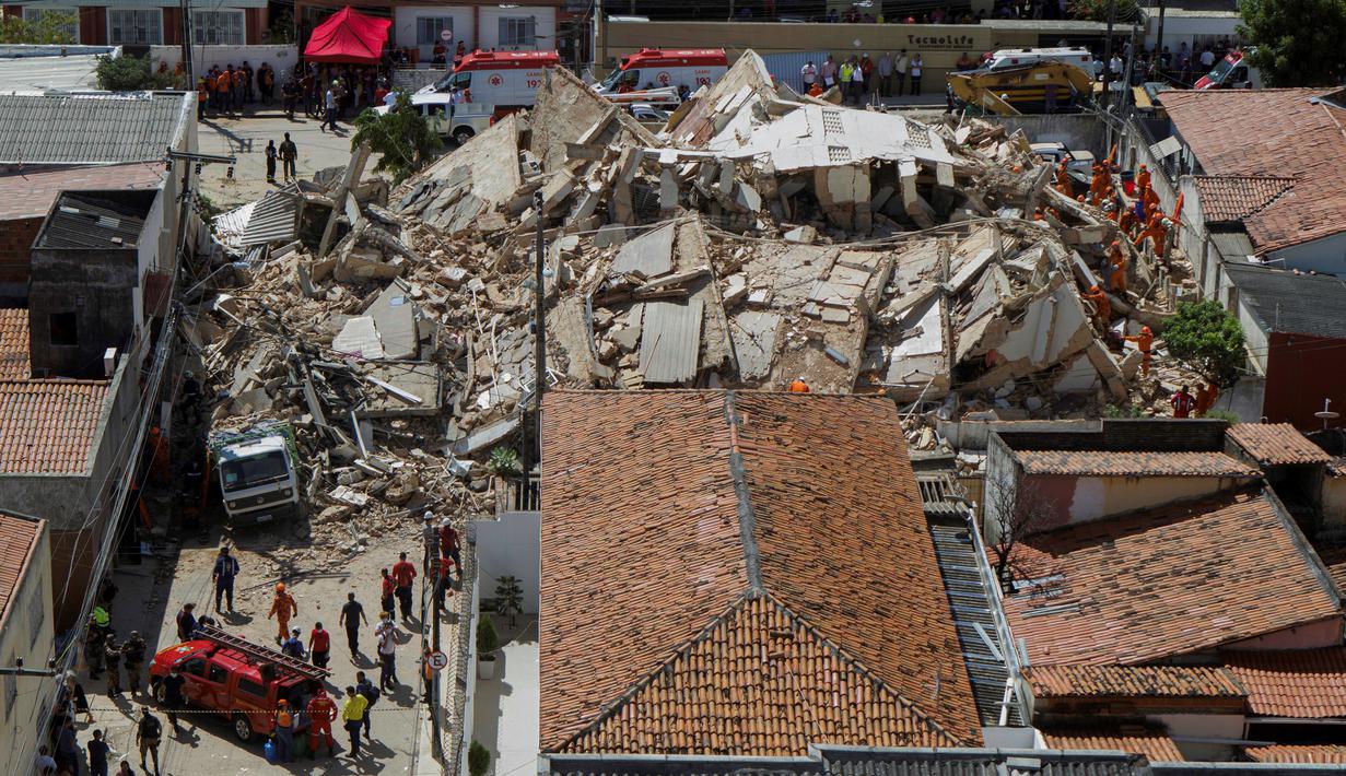 FOTO: Bangunan 7 Lantai di Brasil Runtuh - Foto Liputan6.com