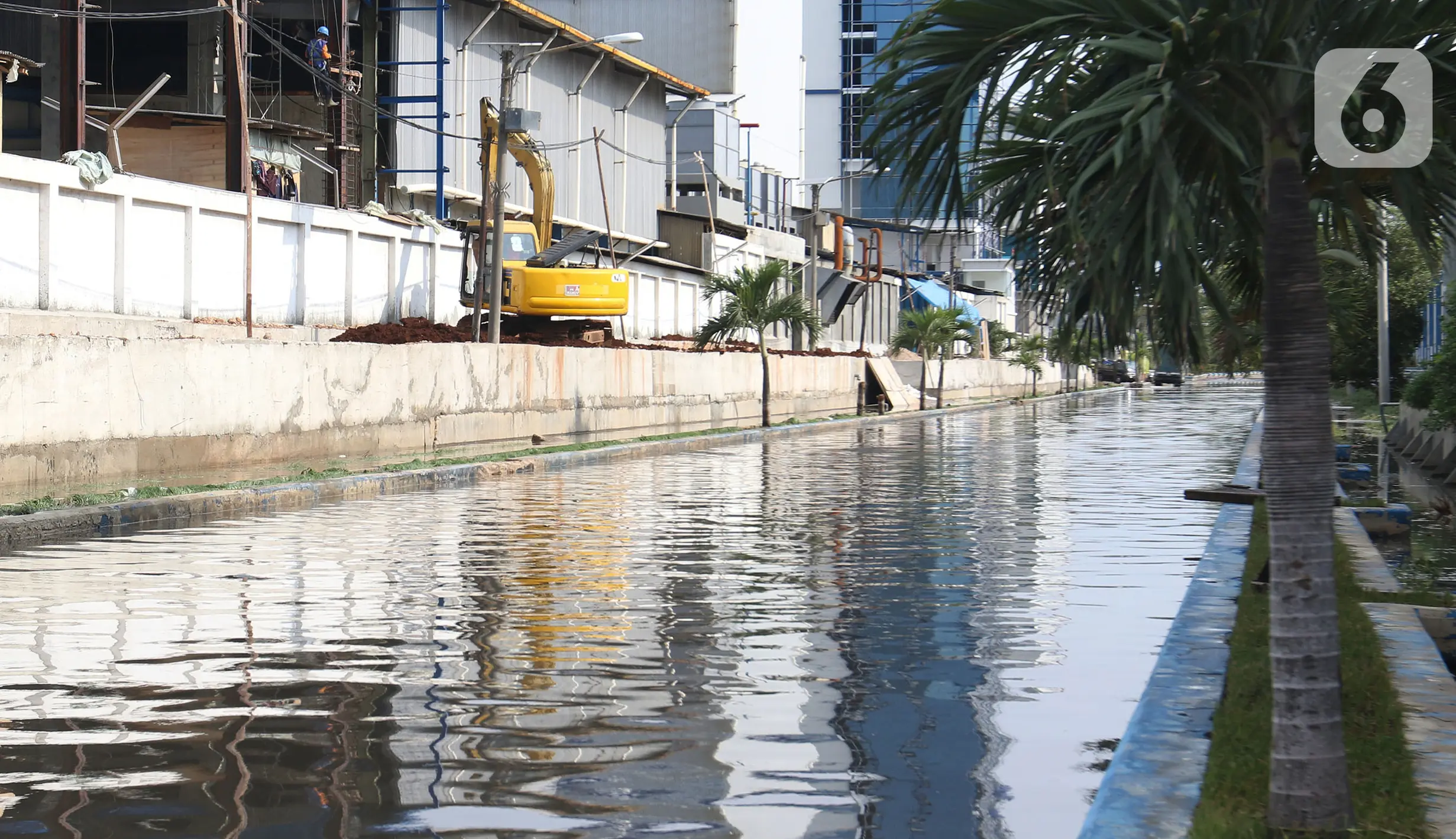 FOTO: Banjir Rob Genangi Pelabuhan Muara Baru - Foto Liputan6.com