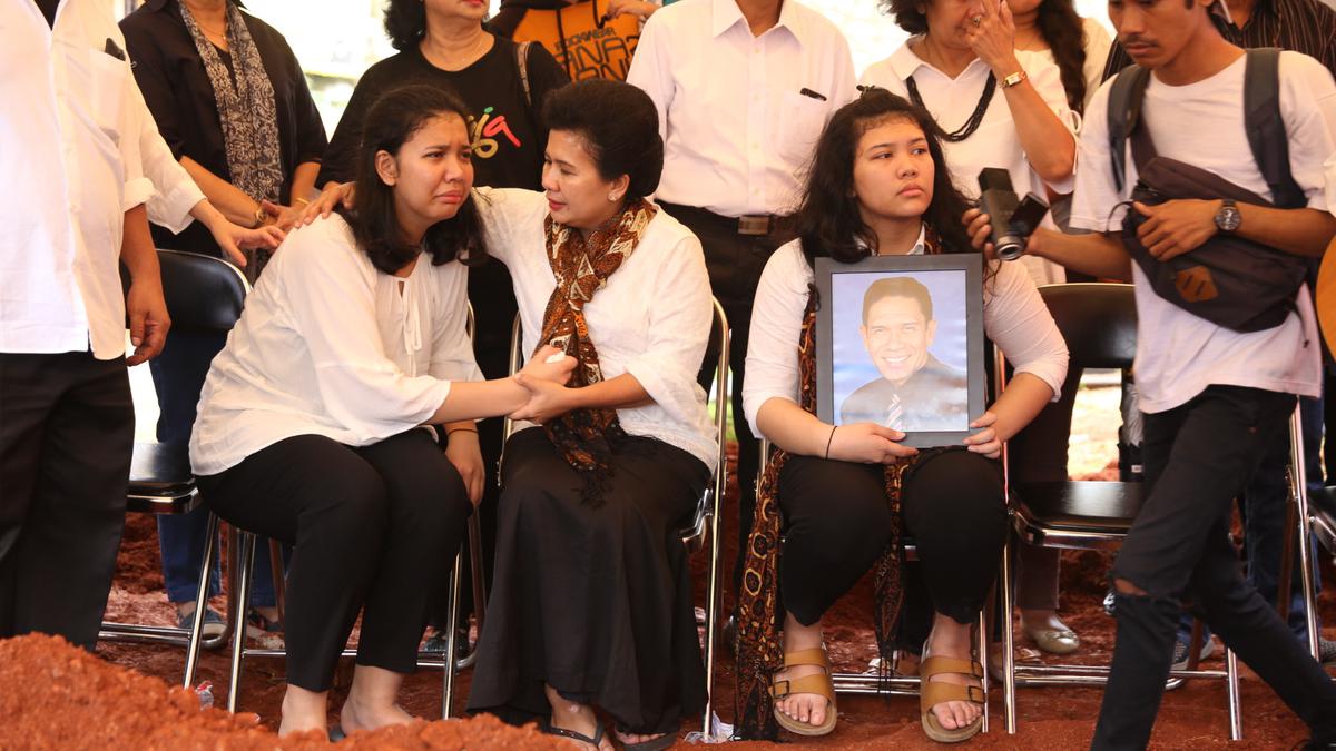 Air Mata Iringi Pemakaman Advent Bangun - Entertainment Fimela.com