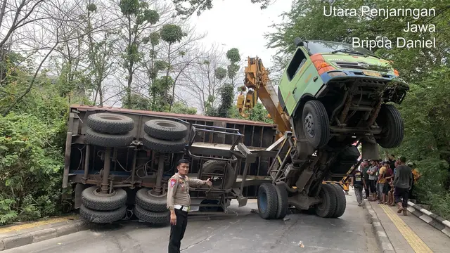 Kronologi Truk Kontainer Terguling dan Timpa Mobil Hyundai hingga Ringsek di Jakut - News ...