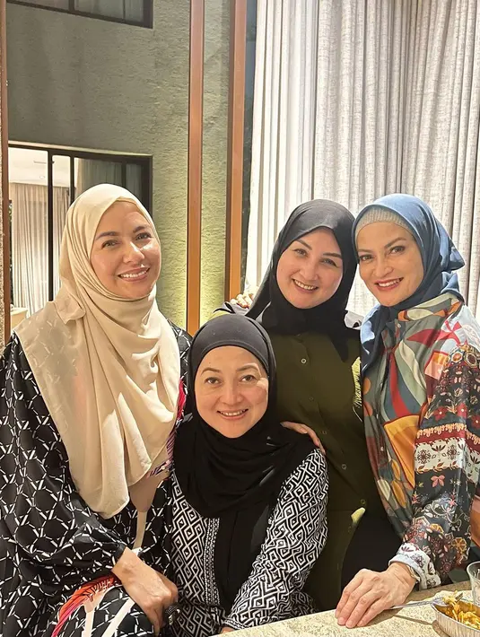Potret Mona Ratuliu Bikin Pangling saat Berhijab, Curi Perhatian - Foto ...
