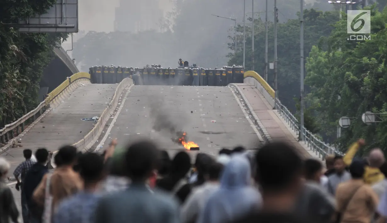 FOTO: Bentrok Pelajar dengan Polisi di Jalan Layang Slipi - Foto ...