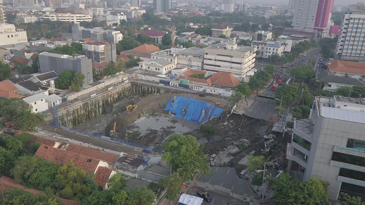 FOTO: Begini Penampakan Jalan Gubeng Surabaya yang Mendadak Ambles