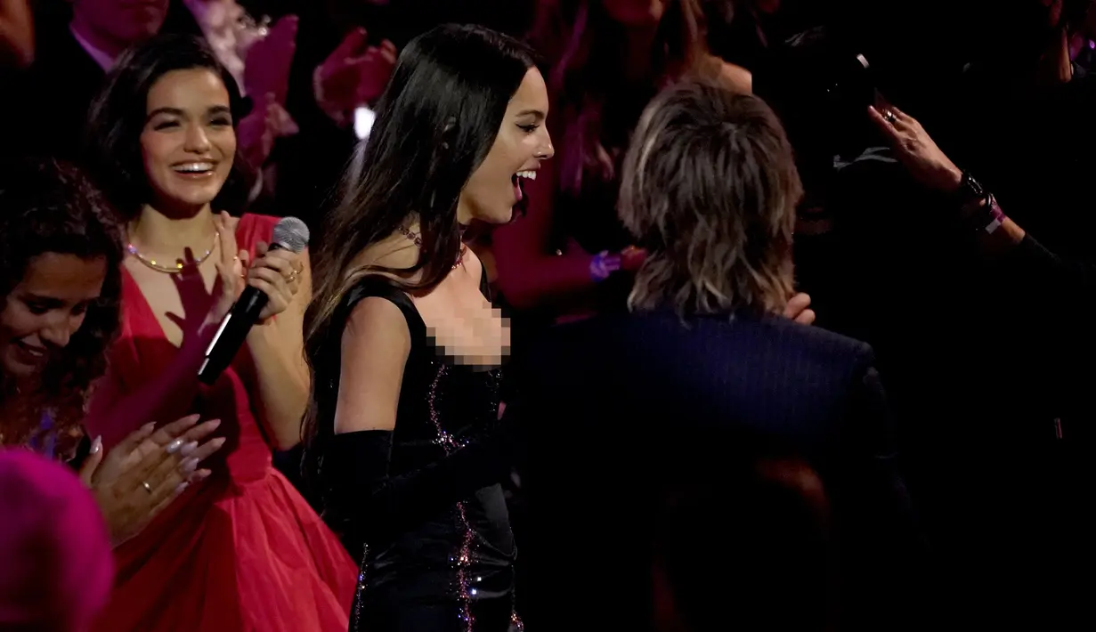 Foto Olivia Rodrigo Raih 3 Piala Grammy Awards 2022 Foto
