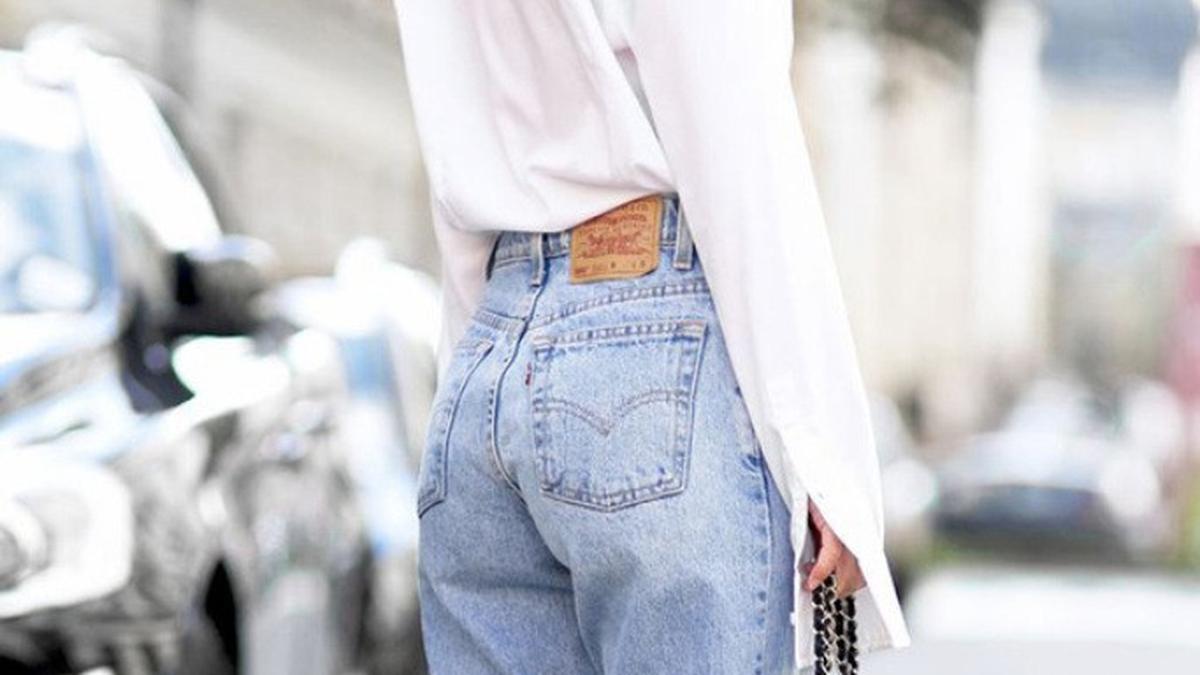 Malam Mingguan Tampil Kece Badai, Mom Jeans Jawabannya - Fashion Fimela.com