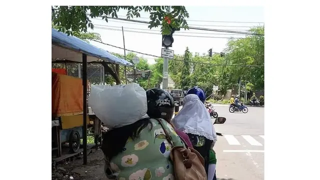 6 Aksi Emak-Emak Pakai Benda Pengganti Helm Ini Nyeleneh, Kocak - Hot Liputan6.com