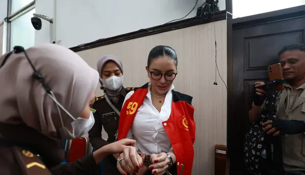 Perjalanan Cinta Luna Maya yang Hebohkan Publik: Dari Ariel NOAH, Reino Barack hingga Maxime ...