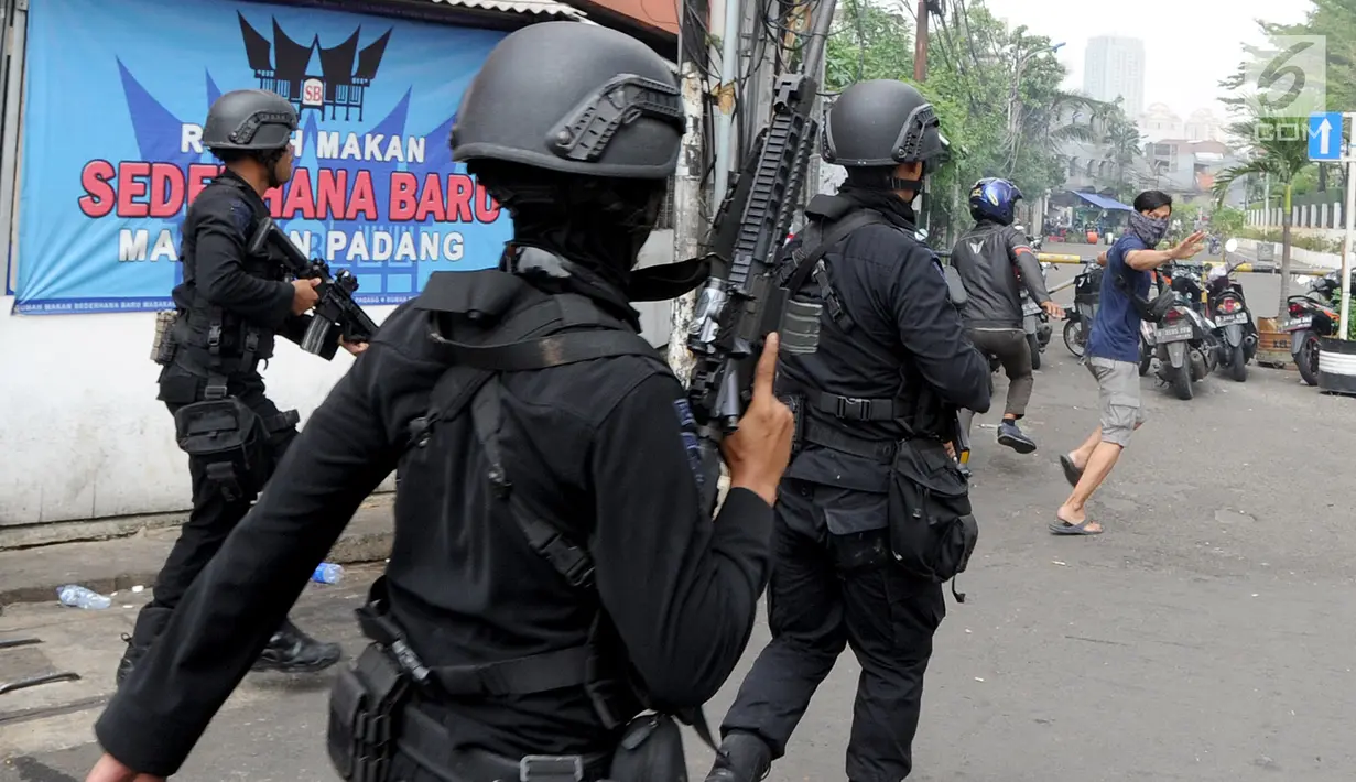FOTO: Bus Polisi Dibakar, Brimob Usir Massa Aksi di Slipi - Foto ...