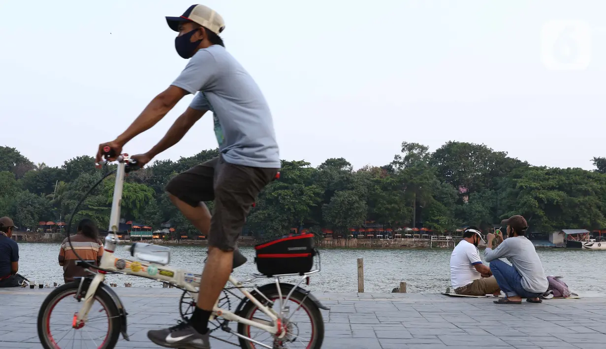 FOTO: Pesepeda Lintasi Pedestrian Danau Sunter - Foto Liputan6.com