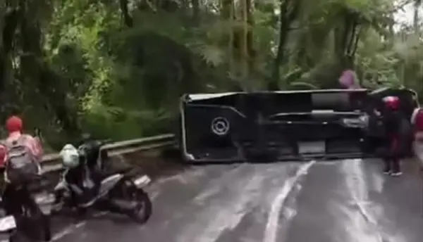 Pelaku Gembos Ban Mobil Pakai Sandal Berpaku di Surabaya Tercatat ...
