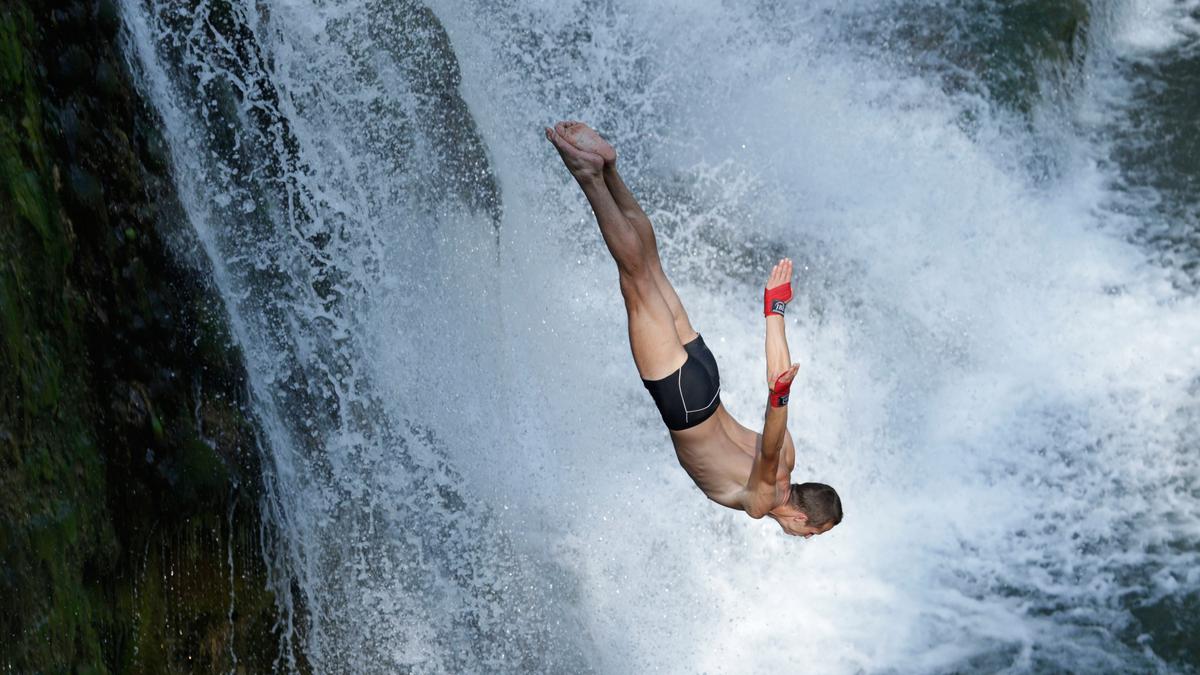 PHOTO: Adu Nyali dan Gaya dalam Lomba Lompat Air Terjun Internasional ...