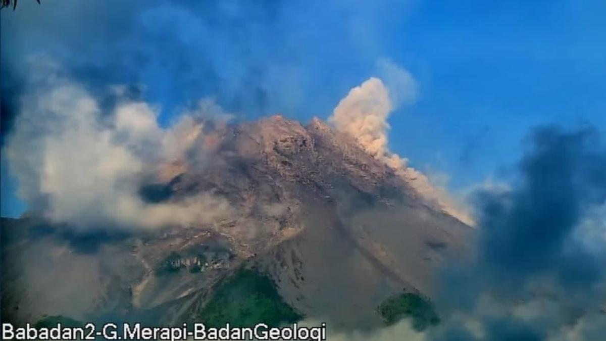 Gunung Merapi Luncurkan 4 Awan Panas Sejauh 1.500 Meter - Regional ...