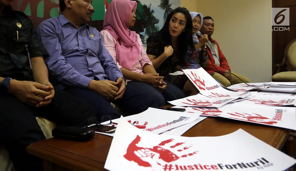 FOTO: Rieke Diah Pitaloka Beri Dukungan untuk Baiq Nuril - Foto ...