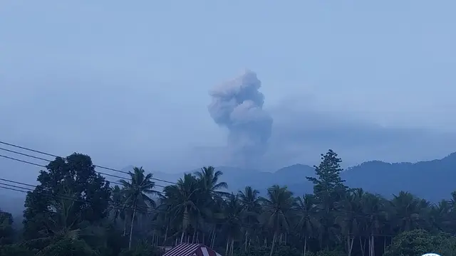 Gunung Dukono Erupsi Lagi, Semburkan Abu Vulkanik Setinggi 1.500 Meter - Regional Liputan6.com