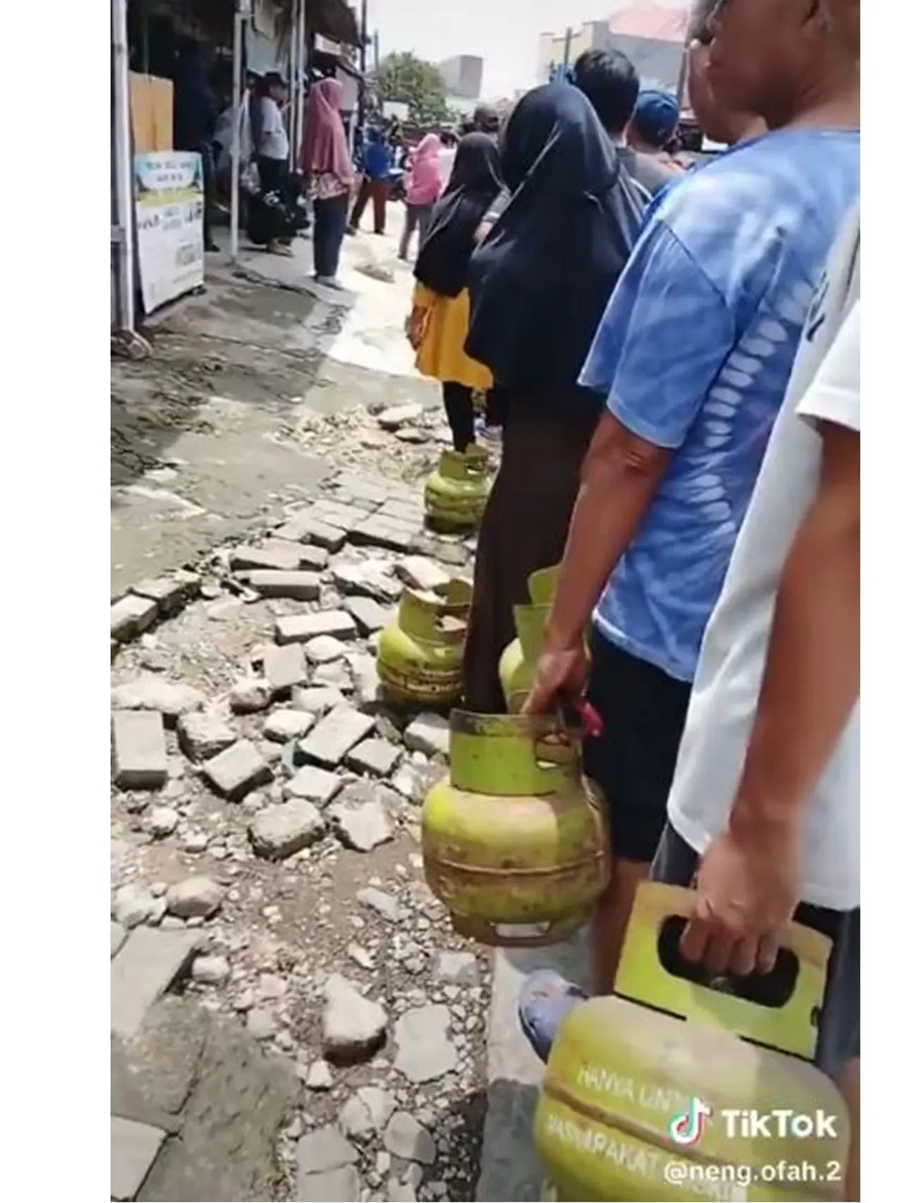 6 Potret Orang Antre Gas LPG 3 Kg, Rela Terjang Panas dan Hujan - Hot ...