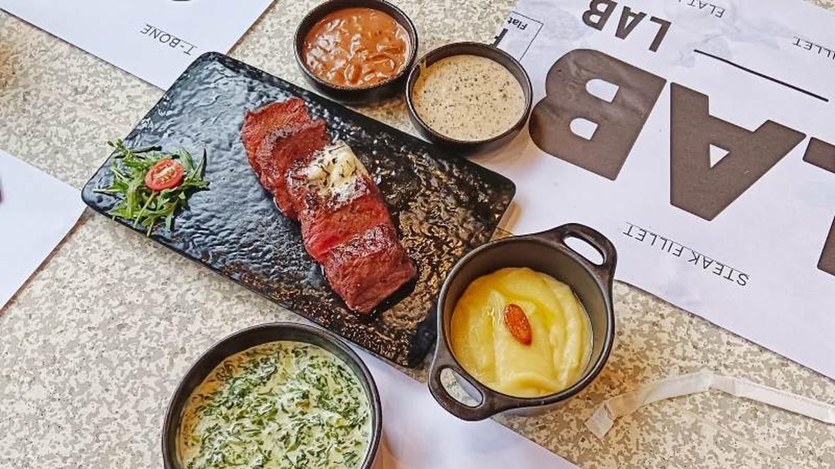 Sensasi Makan Steakhouse Semi-Fine Dining dengan Konsep Lebih Luas di ...