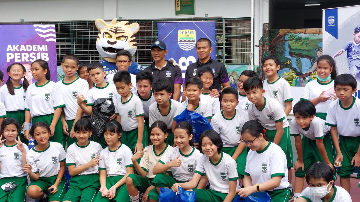 Melalui Program Persib Goes to School, Duo Eks Maung Bandung Berbagi ...