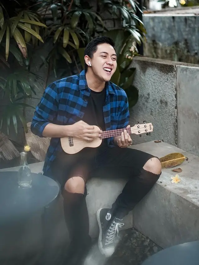 6 Potret Adhyra Yudhi dan Chico Andreas, Dua Vokalis Baru Band Yovie ...