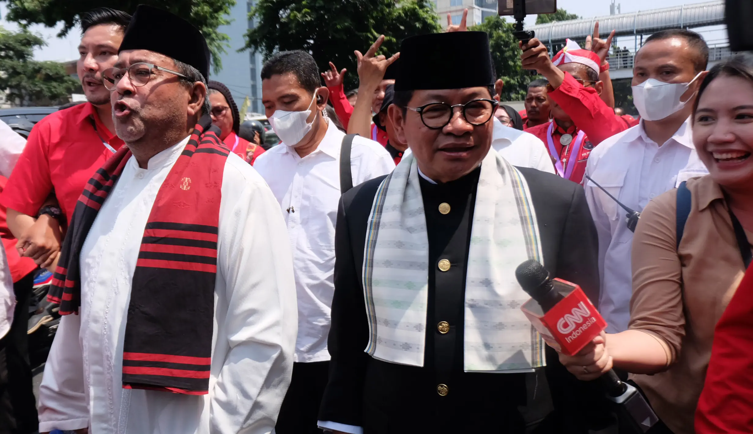 Naik Oplet, Pasangan Pramono Anung dan Rano Karno Bergerak Menuju KPU Jakarta - Foto Liputan6.com