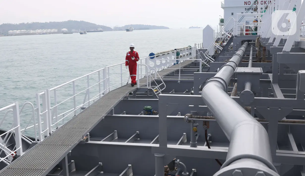 FOTO: Menelusuri Kapal Tanker Berkapasitas 4.500 Kilo Liter - Foto ...