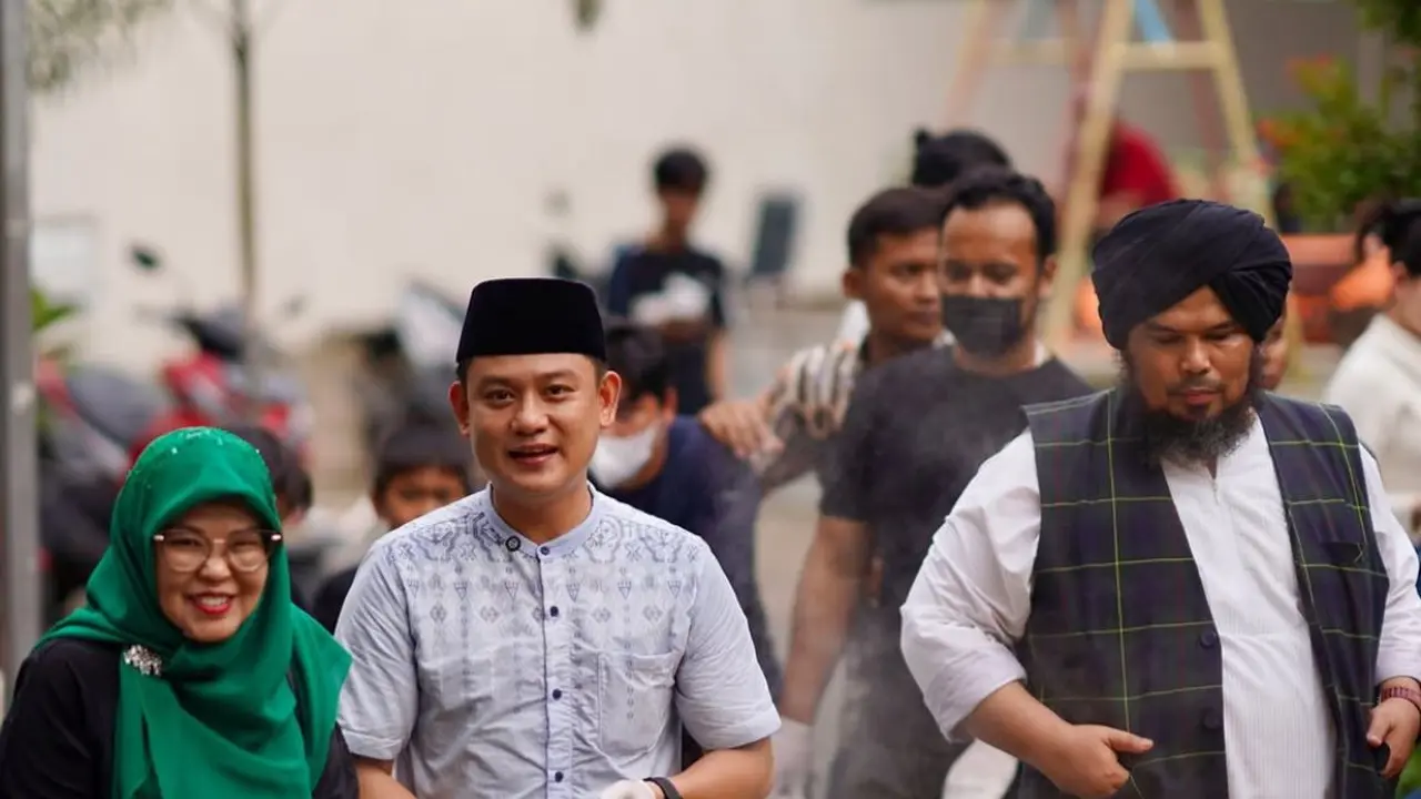 Ustaz Derry Sulaiman Ungkap Perubahan Bobon Santoso Setelah Mualaf - ShowBiz Liputan6.com