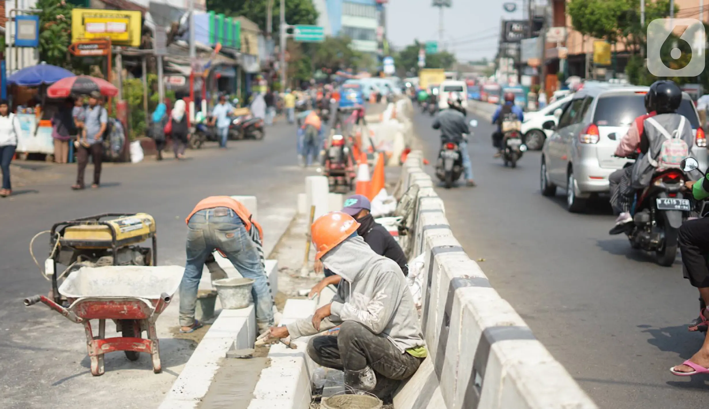 FOTO: Separator Jalan di Pasar Minggu Dibuat Permanen - Foto Liputan6.com
