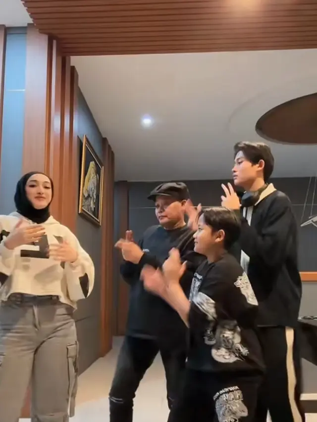 7 Potret Perdana Mahalini Bareng Santyka Pacar Sule, Outfitnya Jadi Sorotan - Hot Liputan6.com