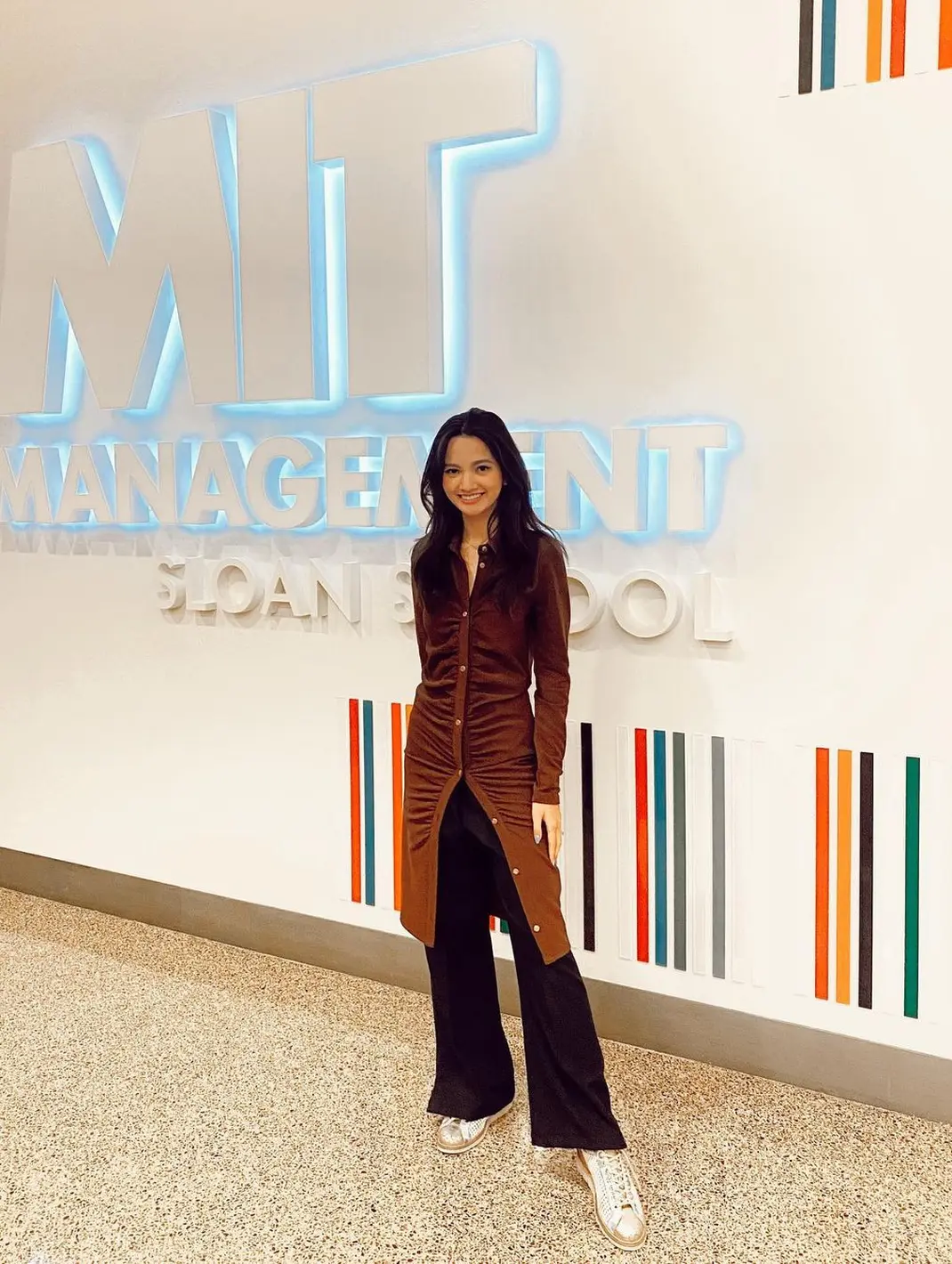 Outfit Sabrina Anggraini Kuliah di MIT, Tampil Kece Bak ABG - Foto ...