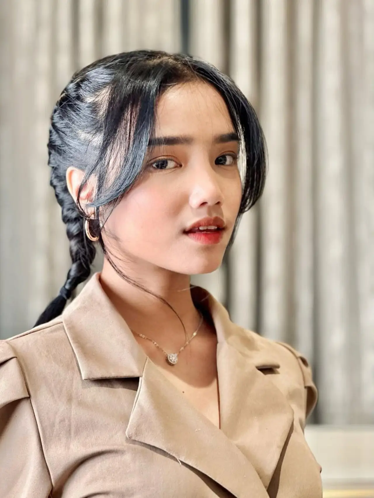 6 Model Rambut Kepang Ala Fuji, Simpel Tapi Bikin Gemas - Hot Liputan6.com