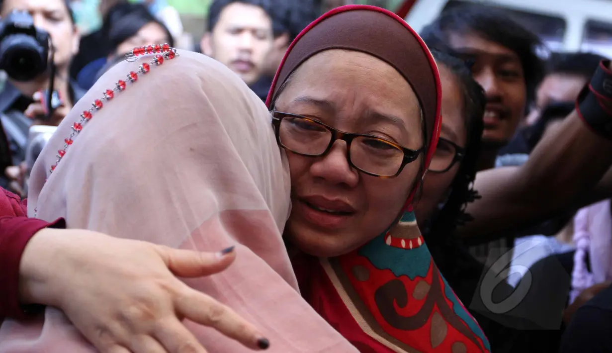 Air Mata Istri Pecah Saat Kedatangan Jenazah Pepeng di Rumah Duka ...