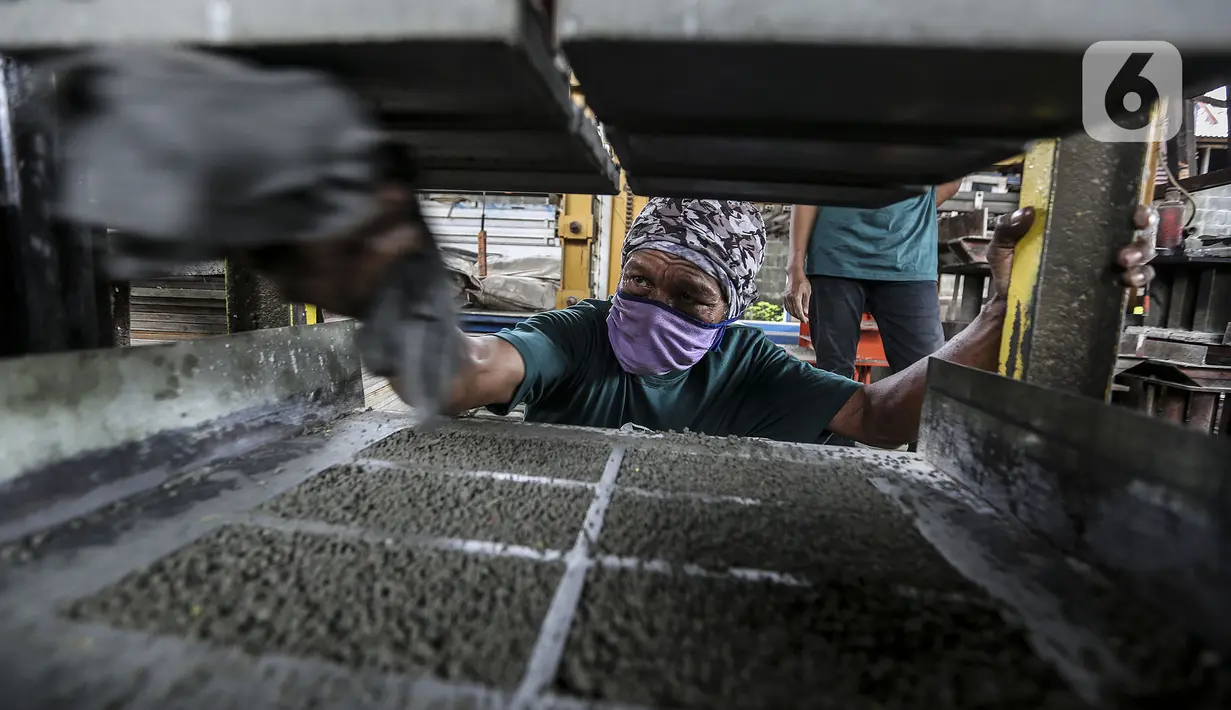 FOTO: Mengintip Pembuatan Paving Block Berbahan Sampah Plastik - Foto Liputan6.com