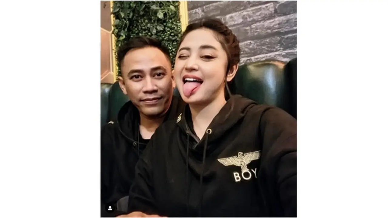 Sempat Dikira Putus, Ini 6 Potret Dewi Perssik dan Rully yang Makin Mesra - Hot Liputan6.com