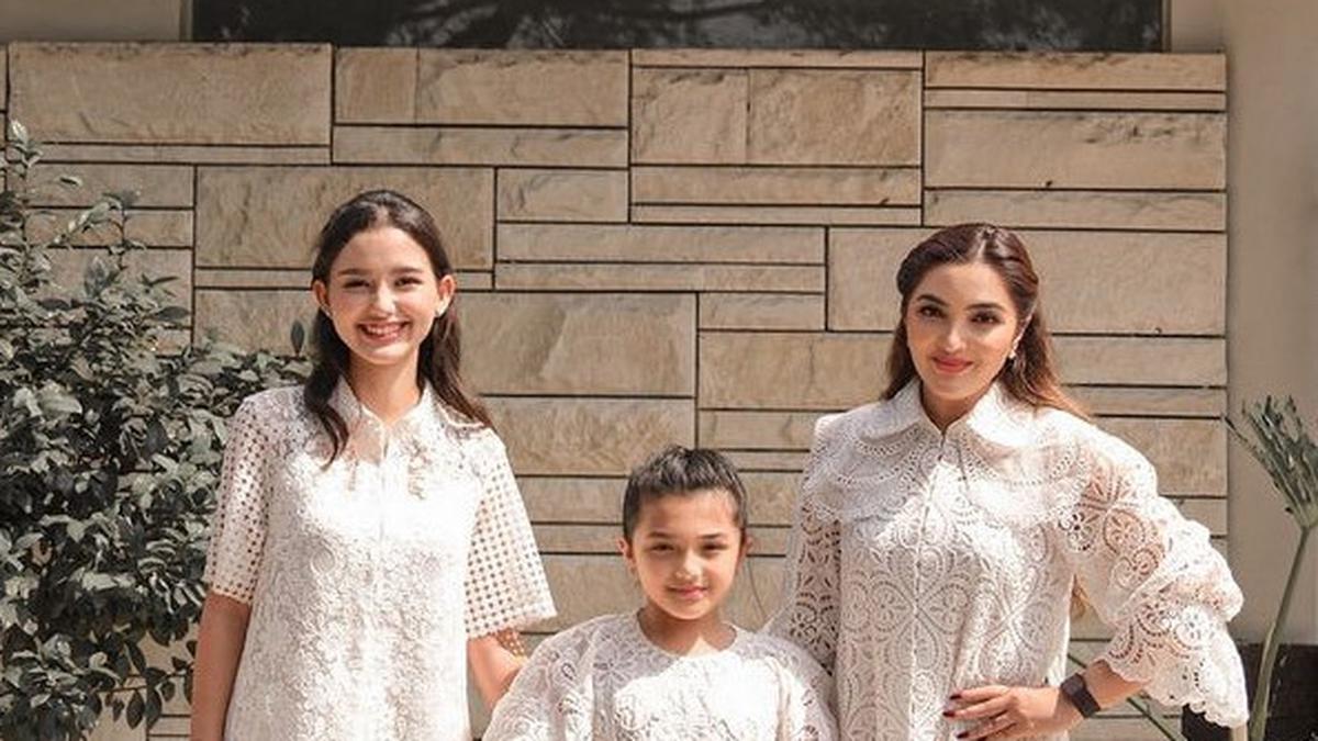 Potret Sarah Menzel Ikut Acara Tunangan Keponakan Anang Hermansyah ...