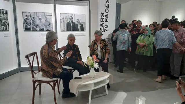 Buka Pameran Foto 70 Tahun Beasiswa Australia untuk Indonesia, Menlu ...