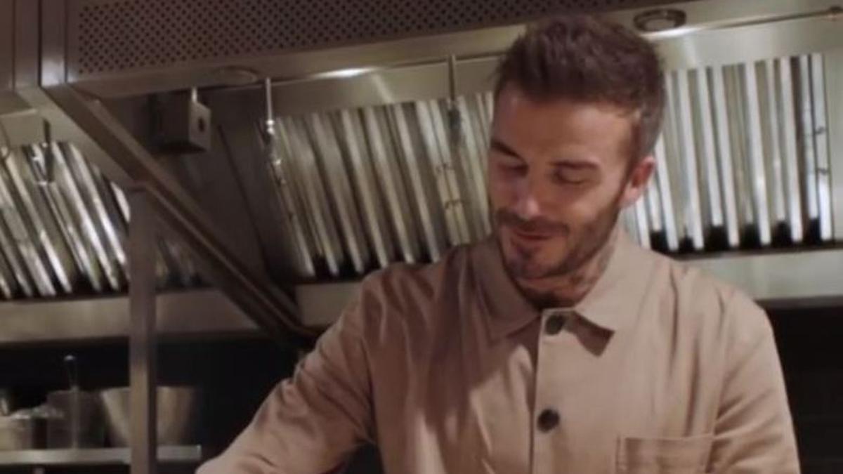 David Beckham Unjuk Kemampuan Plating Makanan di Depan Chef Ternama Italia