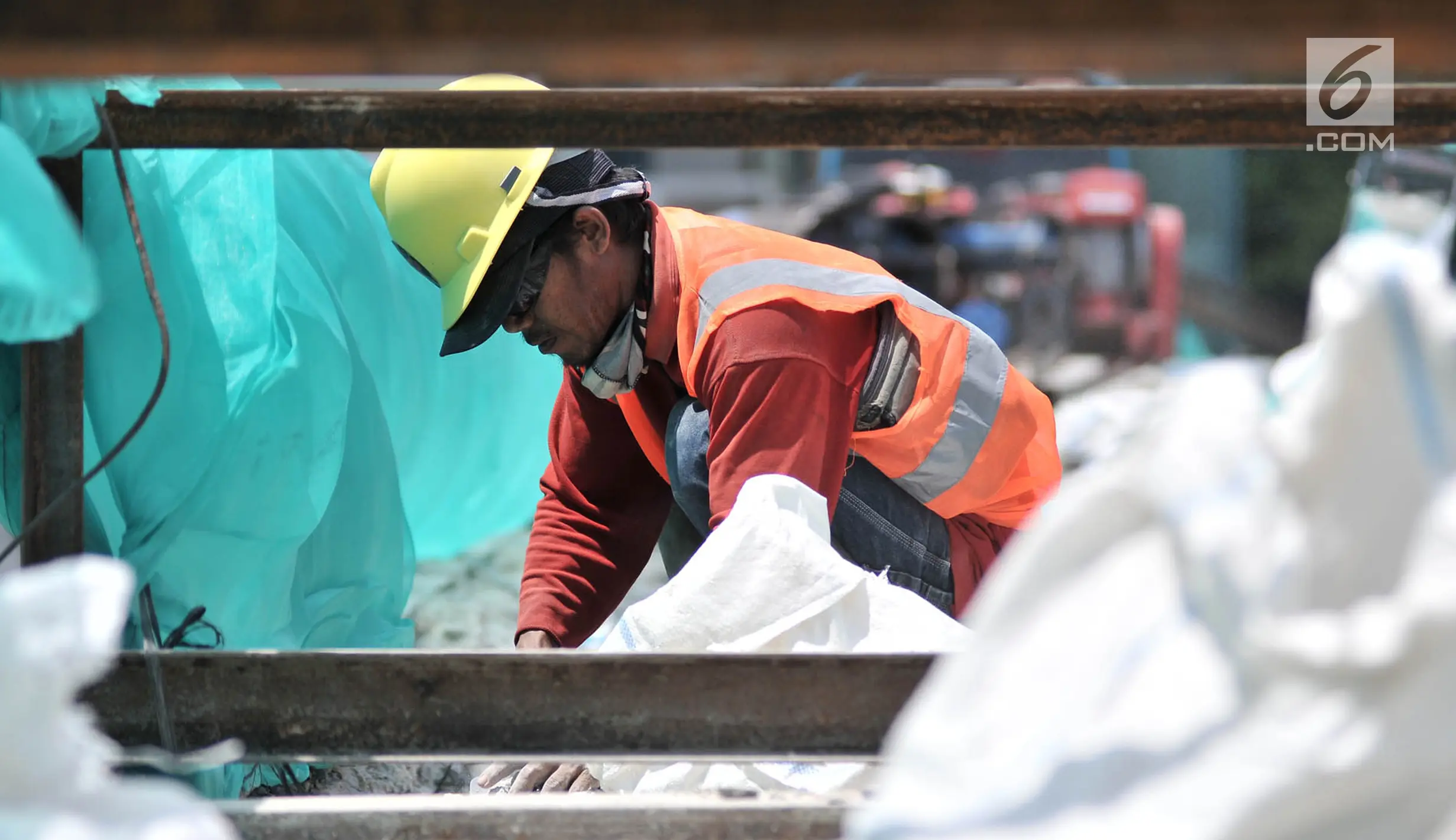 FOTO: Urai Kemacetan, JPO Tosari Dibongkar - Foto Liputan6.com