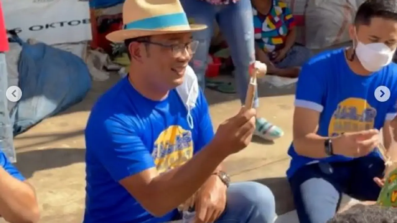 Ridwan Kamil Bagikan Kolotok dan Piriwit Manuk ke Anak- Anak Papua ...