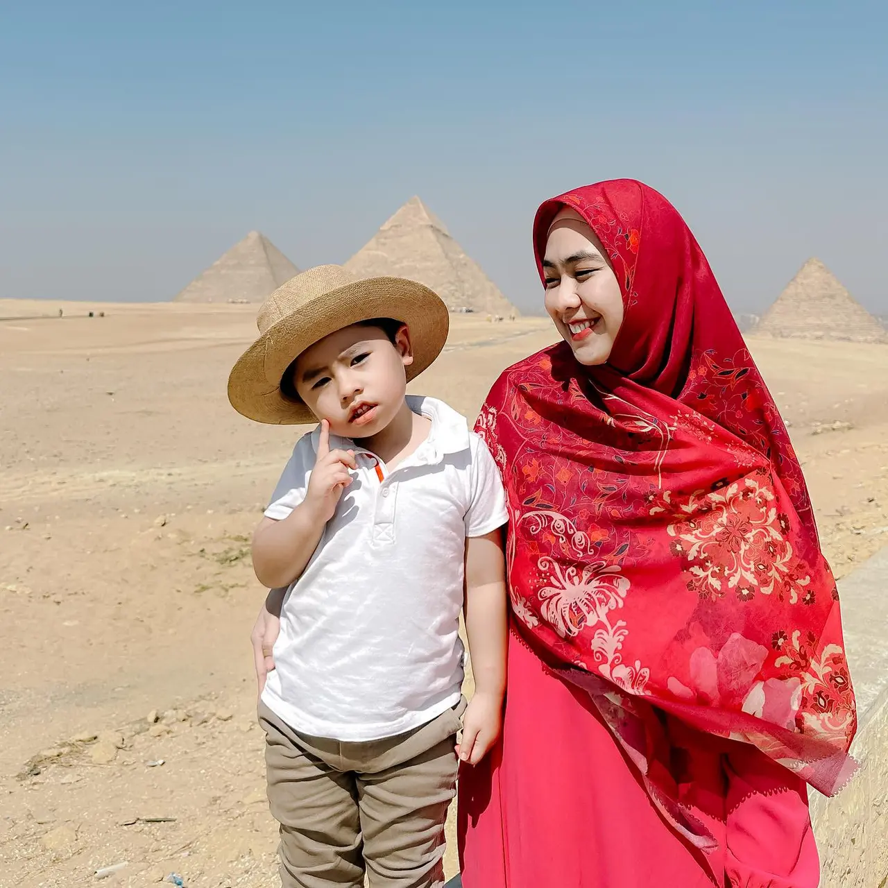 7 Potret Oki Setiana Dewi Perdana Ajak Buah Hati Liburan ke Piramida ...