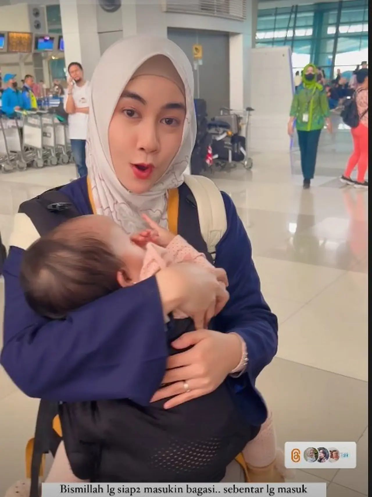 6 Potret Anisa Rahma dan Anindito Dwis Umrah Bareng Bayi Kembarnya, Sudah Siap dengan Aneka ...